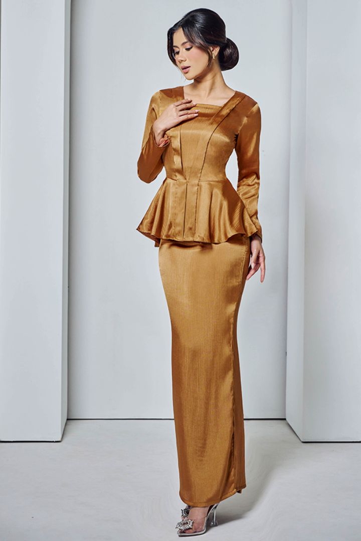 ELEENA IN MELTING CARAMEL